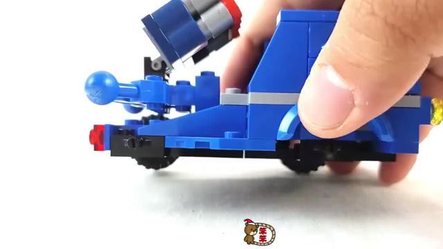 毁灭者战神变形玩具,小哥哥用84颗粒拼装导弹车模型!