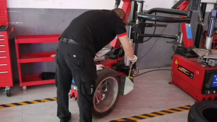 更换轿车轮胎全过程,车主必看,动平衡必做,从此不再被忽悠