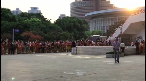 拜仁大巴抵达八万人 众星云集 大战一触即发