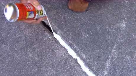 实拍老外用玻璃胶修补混凝土地面裂缝,这样的操作还是第一次见!