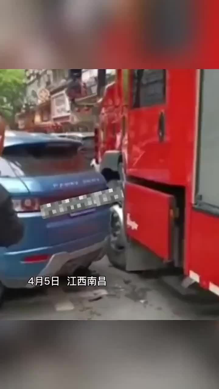 路虎违停挡住消防通道,被消防车撞开近乎报废
