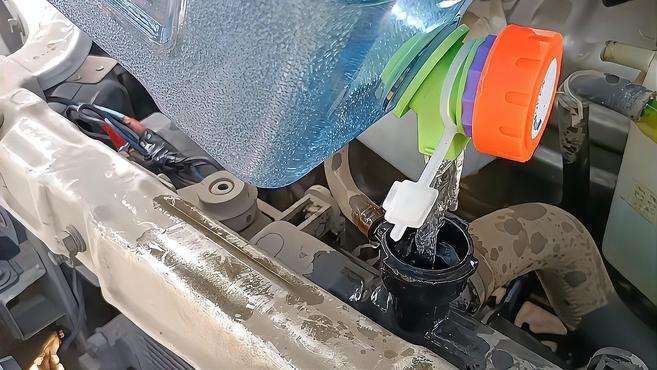 如何给自己的爱车更换防冻液,这样给面包车更换防冻液你见过吗?