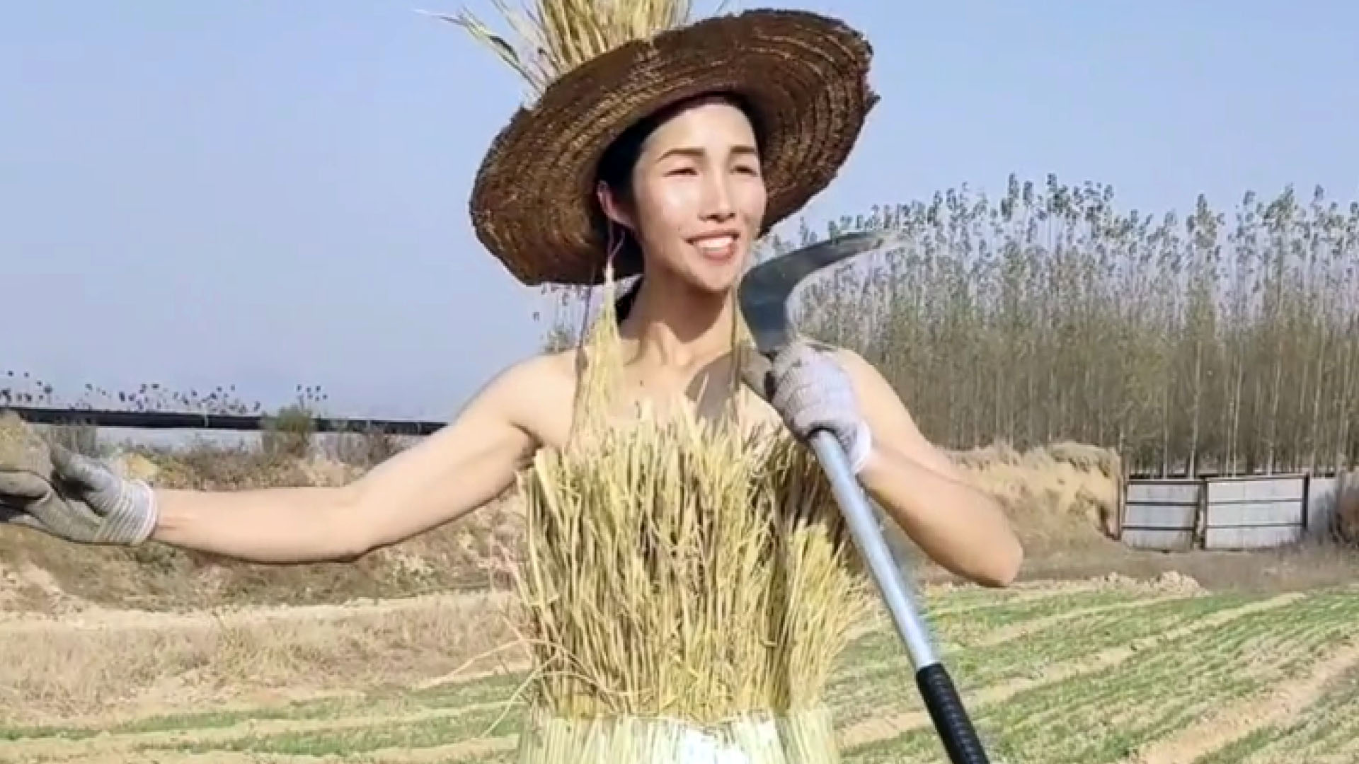 乡村辣妈秸秆做裙子气质出众,做搞笑主播给家庭带来可观收入