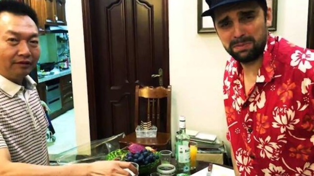 俄罗斯小伙到中国旅游,回国后哭诉,简直太能喝了