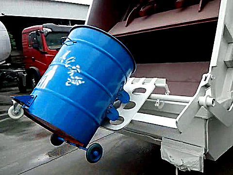 压缩垃圾车后挂垃圾桶翻转视频