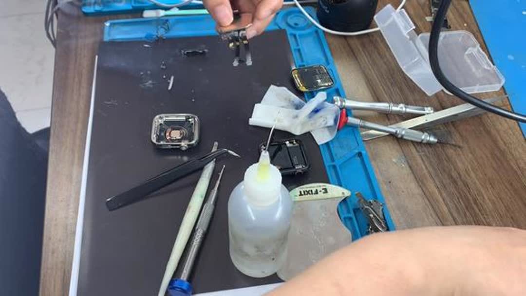 苹果手表s4铝合金表壳更换不锈钢外壳低配瞬间变为高配!