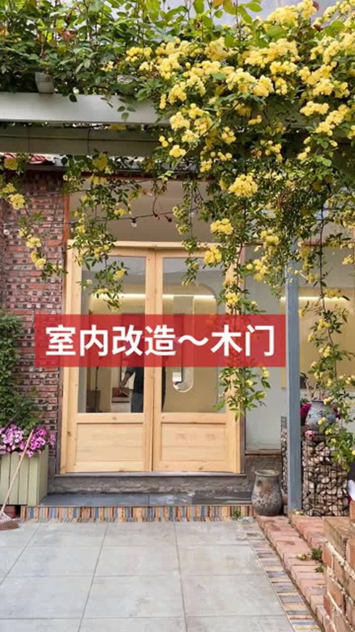 快帮我们看看这个木门是原木色好看,还是莫兰迪绿色好看