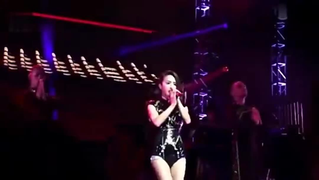 蔡依林演唱会那个啊 ~啊的男粉丝 终于找到了 后面更疯狂