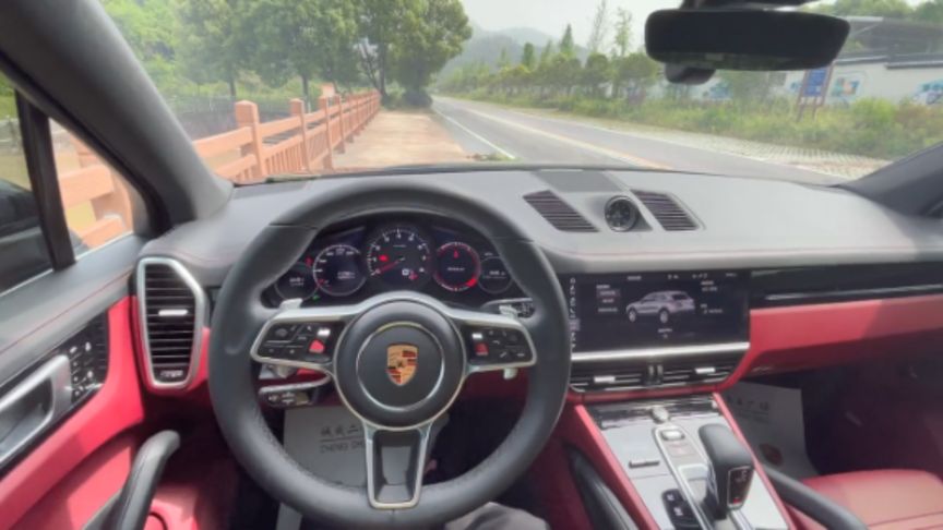 新款保时捷卡宴,同级别真的没有对手,男女通吃