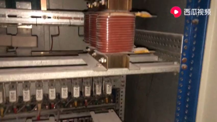 电容器前端串接电抗器的原因