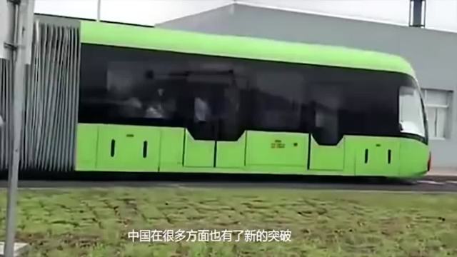 中国首创!发明无轨列车,不铺轨道就能在马路上跑,怎么做到的?