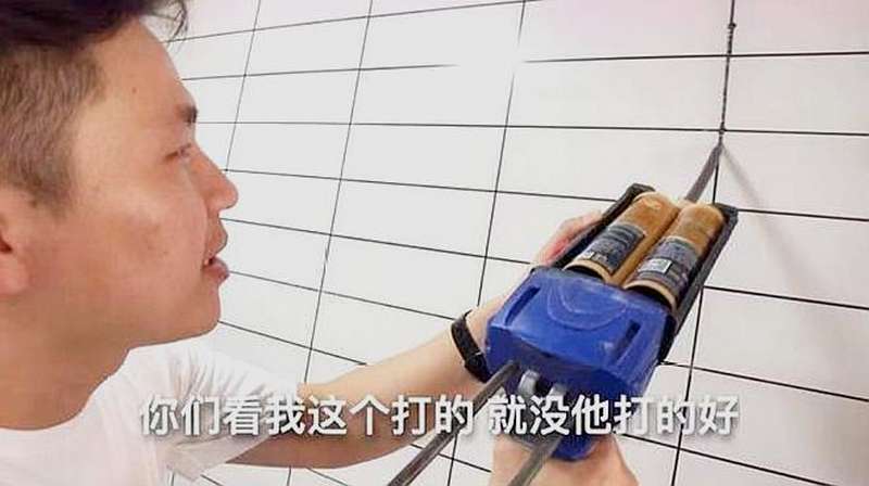 瓷砖美缝很简单?装修小伙动手体验后果断放弃,网友:笨手笨脚