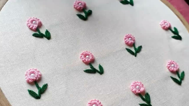 衣服绣上这样的小花朵,看上去温柔多了,不是每个人都会绣哦