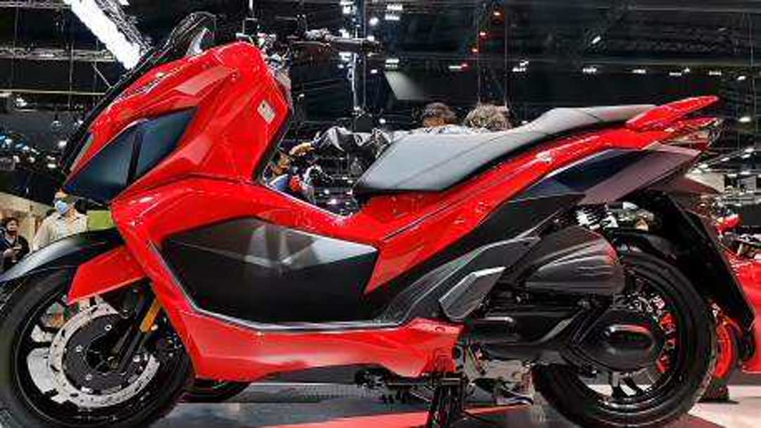 高清实拍2021款踏板车GPX DRONE,太帅气了!