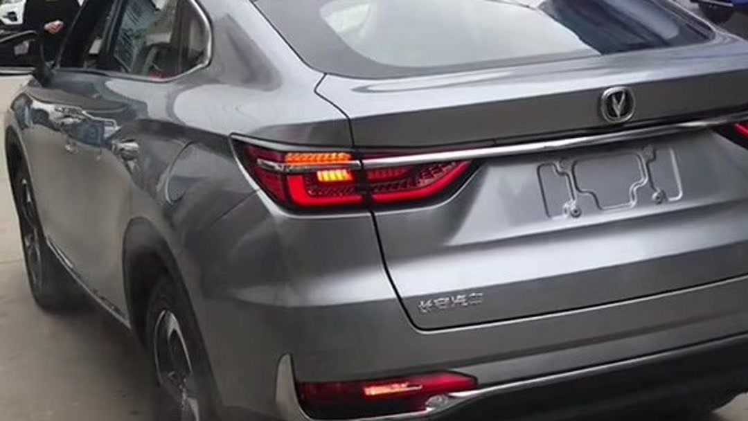 长安CS85,自动泊车功能,自动避让障碍物!