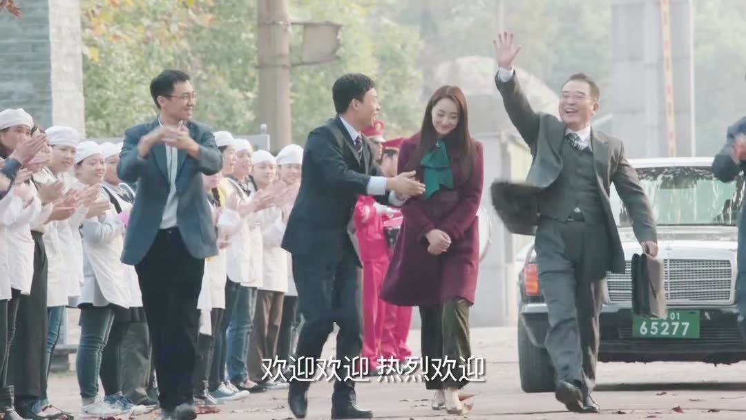 鸡毛飞上天:工程师来厂里修机器,工厂员工夹道欢迎,可算来了