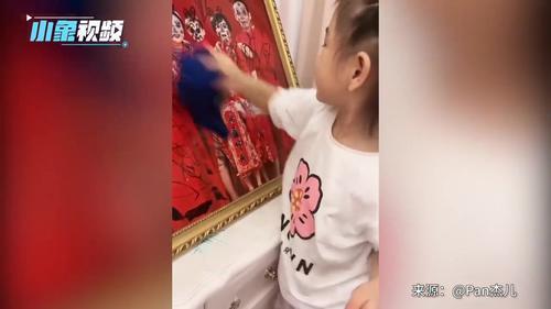 小萌娃从小就爱画画,在全家福上大放异彩,妈妈无奈直接当场气笑
