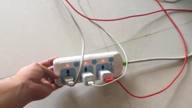 家里的带线插座有安全隐患,教你简单一招,即安全又省钱,家里有孩子的...