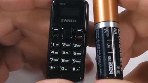 世界上最小的手机,都没手指大,谁能告诉我这按键怎么用?