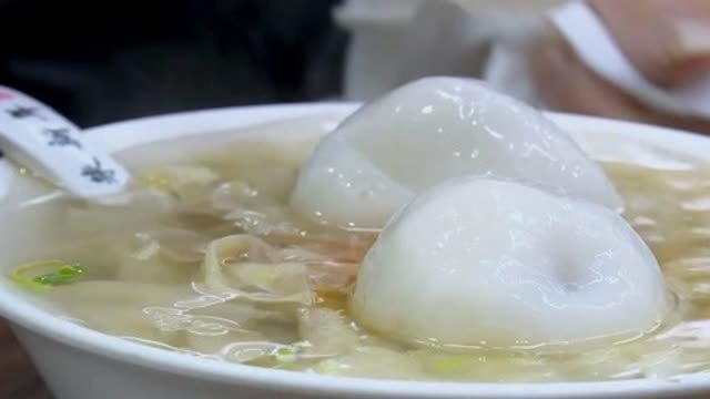 山东街头一家汤圆店,18块钱一份就俩个,每天无数人排队来买