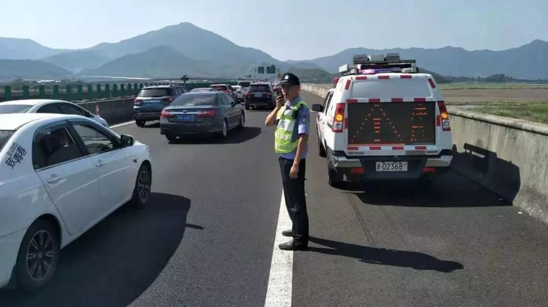 高速公路上行驶,如果需要报警,只要通过这三步,准确判断位置