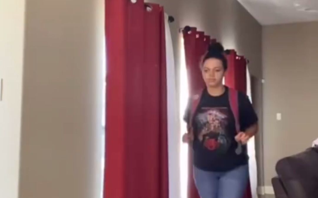 不同学生走进学校的样子