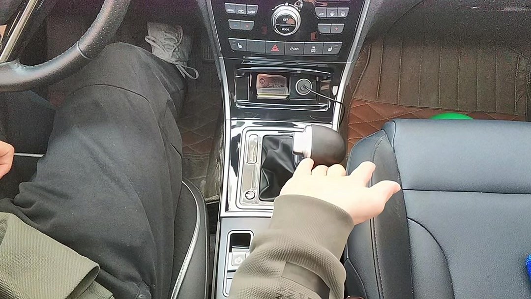 手自一体切换到手动模式,需要踩刹车或者松油门吗?