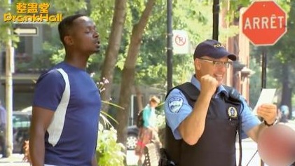 搞笑:违章司机用刚买的彩票抵罚单,交警刮开后中百万大奖,司机懊悔不已