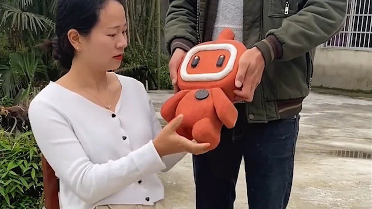 小哥用木头制作机器人模型,成品太萌啦,你觉得小哥的手艺怎么样