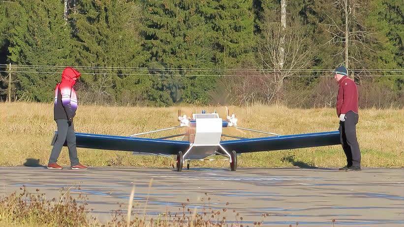 造价15万的遥控航模,一台发动机停车,直接坠毁在草里