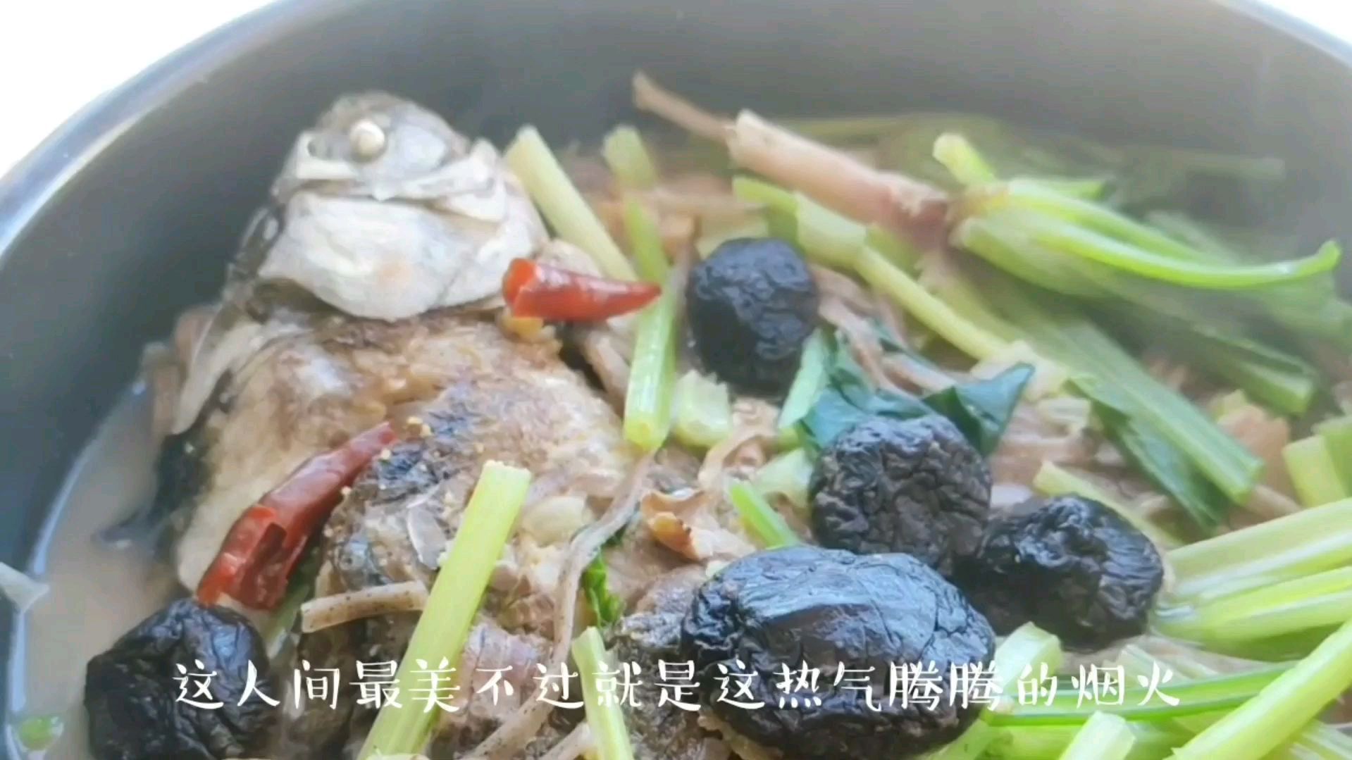 我的减脂餐分享,做一碗热气腾腾的鲫鱼荞麦面,不腥不腻,好吃