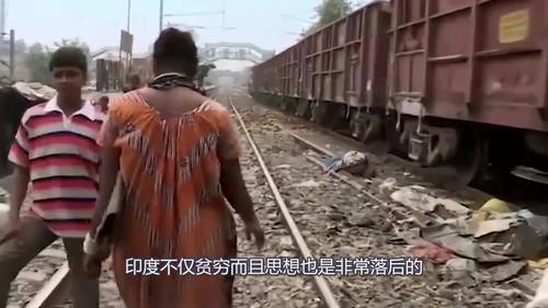 外国发明女性站立式小便器,让女性可以站着上厕所,看着就尴尬