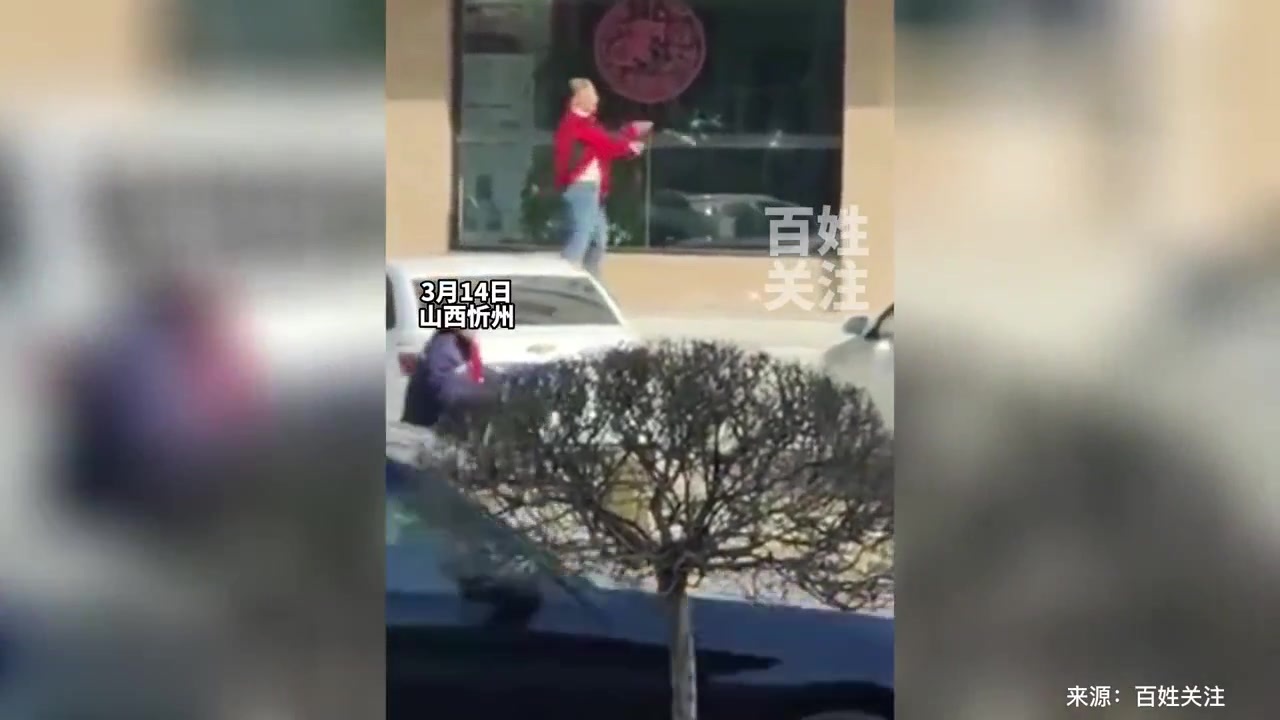 男子用大石块砸银行玻璃被民警制服,目击者:他边砸边喊要上新闻