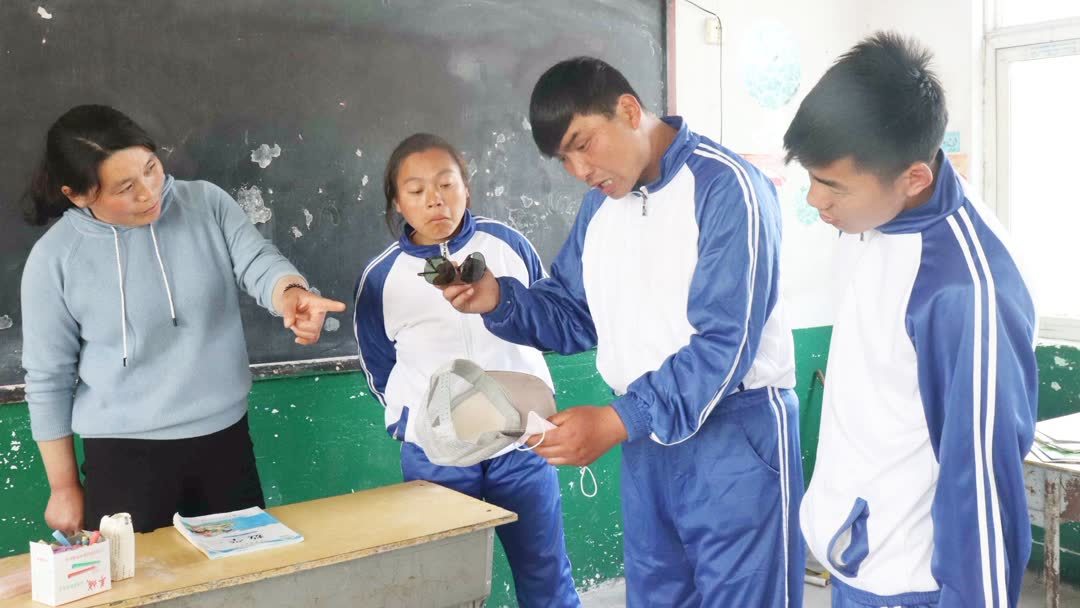 学渣请假回家祭祖,结果老师让他全副武装再回家,理由太搞笑了