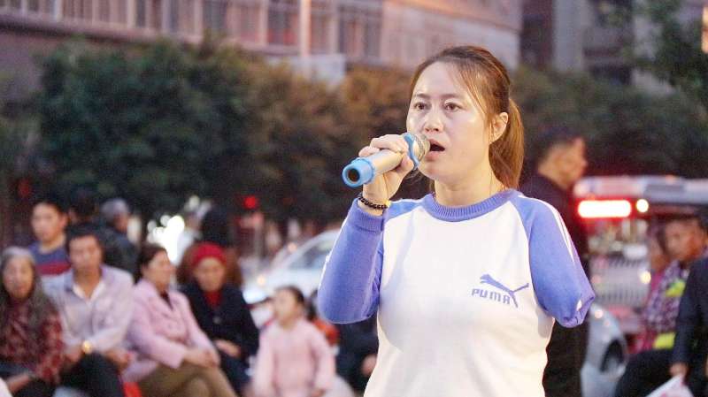 一首伤感网络情歌《亲爱的你在想我吗》歌声带去思念