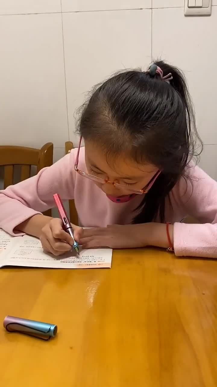 家长们都换装备了纠正姿势竟然会变的这么简单硬笔书法练字