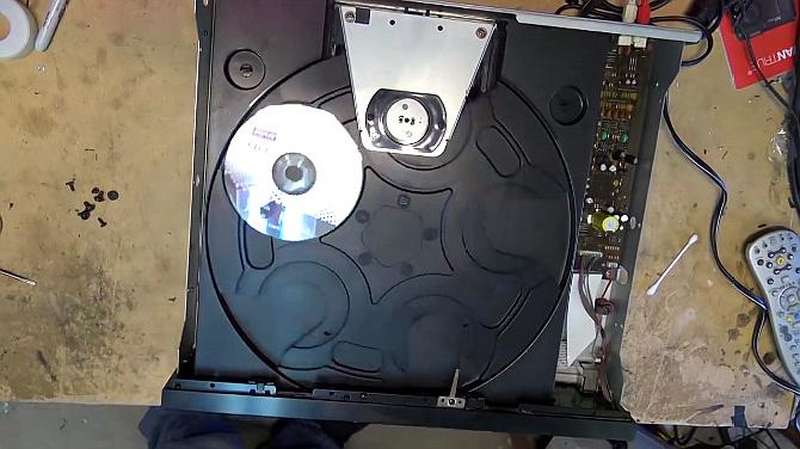 得一损坏的光盘设备,牛人二话不说将其修复,试试效果?