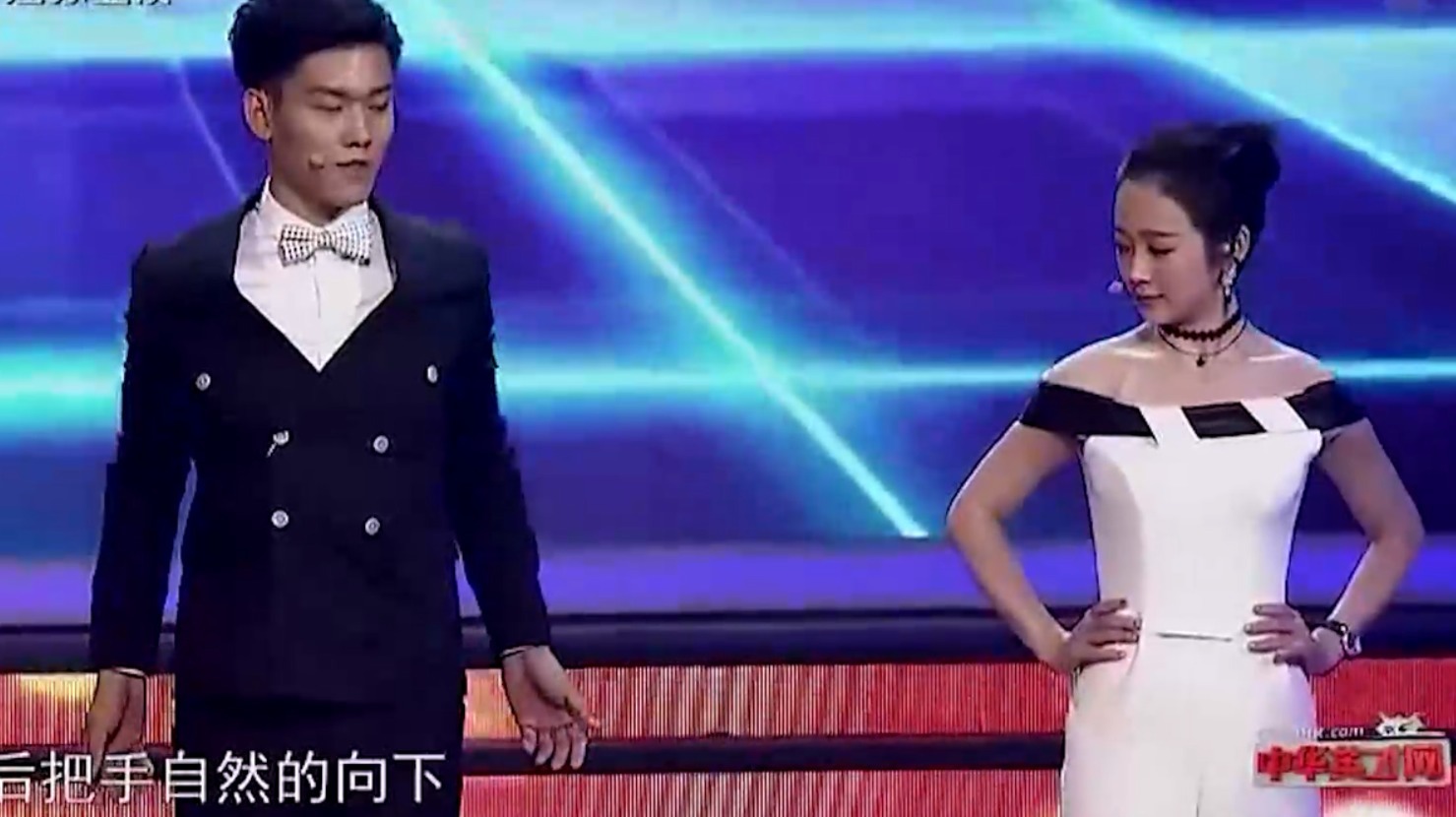 一分钟速成模特,选手教主持人走路,还真有模有样