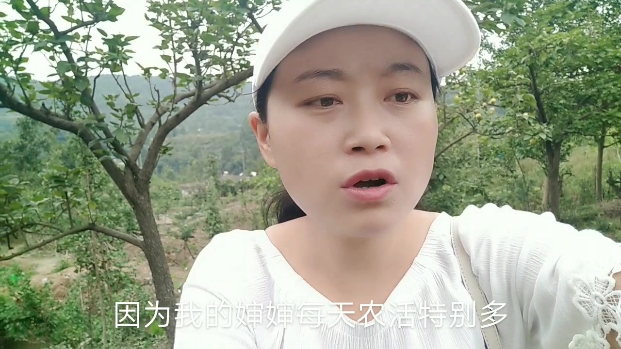 自家的梨子成熟了,这种直接从树上摘下来就吃的感觉太爽了