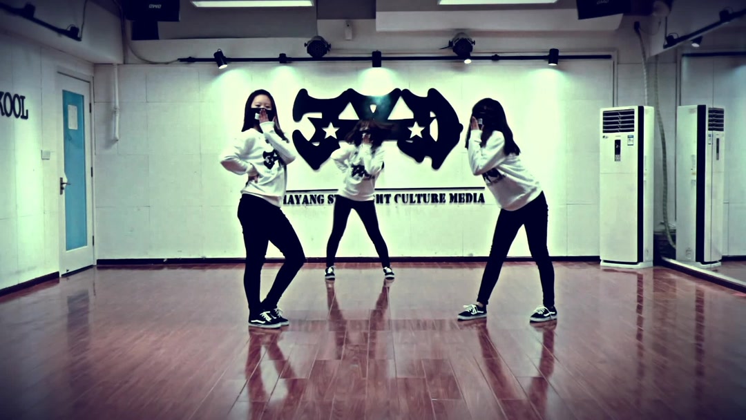 MS女团模仿鸟叔《Daddy》一镜到底 练习室