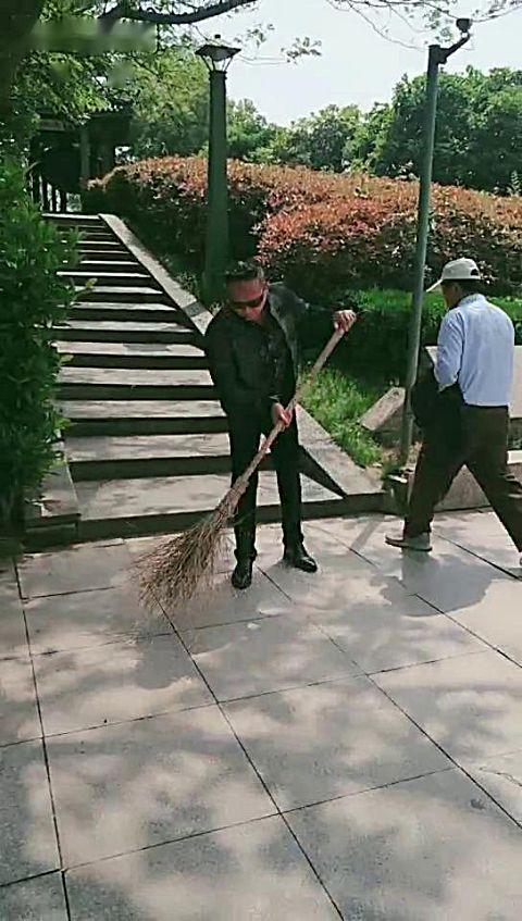 五一放假响应我党为人民服务的原则特别加入志愿者扫马路