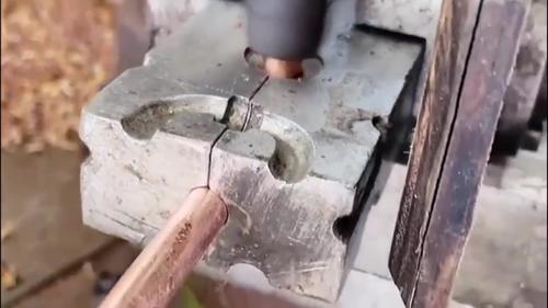 用高科技的机器,把铜管做出精致外形,一块模具挤压就搞定