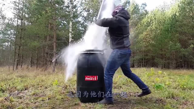 老外用水管连接可乐曼妥思,打开阀门的那一刻,场面太硬核了