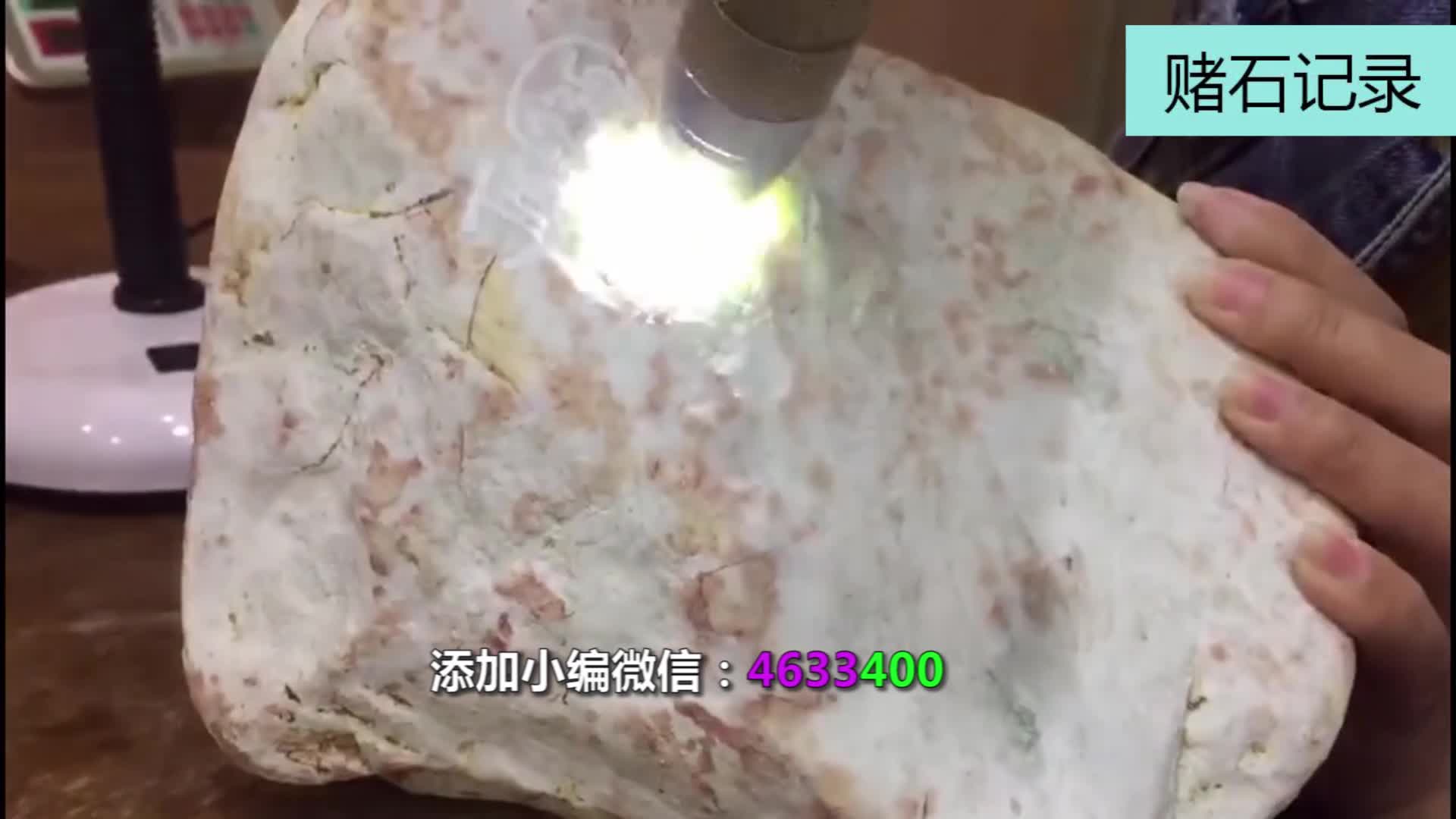 现场切石头7000块刚买的翡翠原石,现场切给你看!