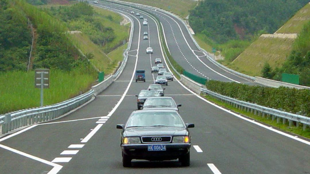 开车100公里路,走高速省钱还是走国道省钱?老司机算给你看!