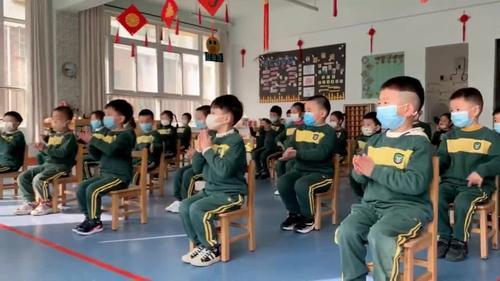 幼儿园开学了,在教室中每个人之间保持一米的距离上课,最好的安全...