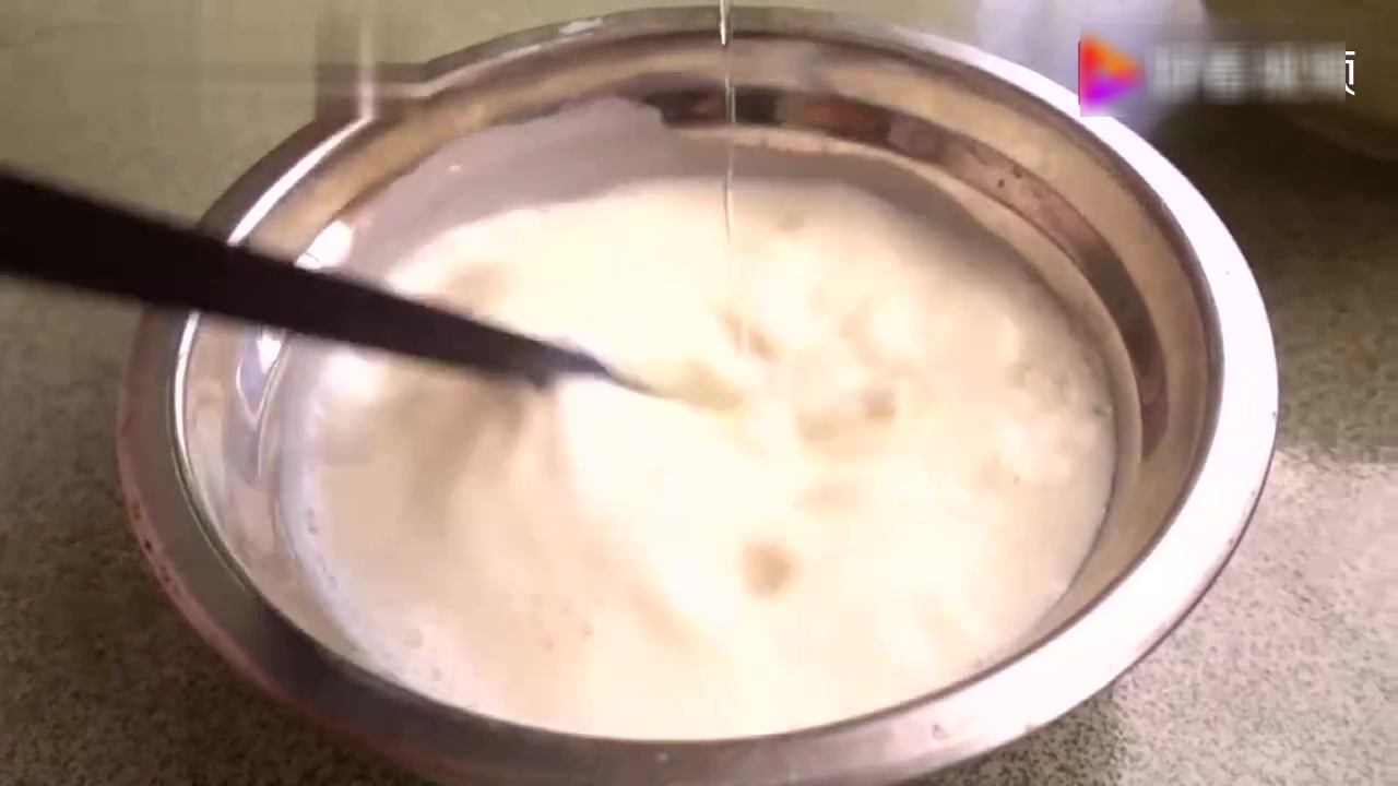 双皮奶的简单做法,只要1碗牛奶2个鸡蛋清,轻松做出丝...