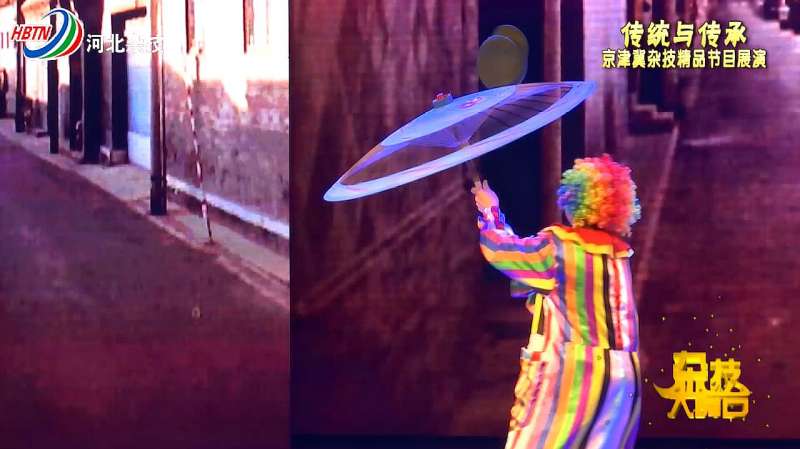 两位演员扮演小丑滑稽表演,气氛活跃,引爆全场!