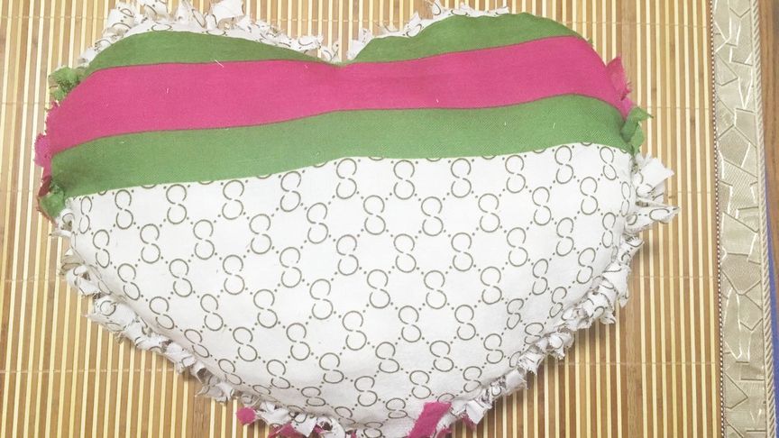 旧衣服无针线改造心形抱枕,手工旧物改造