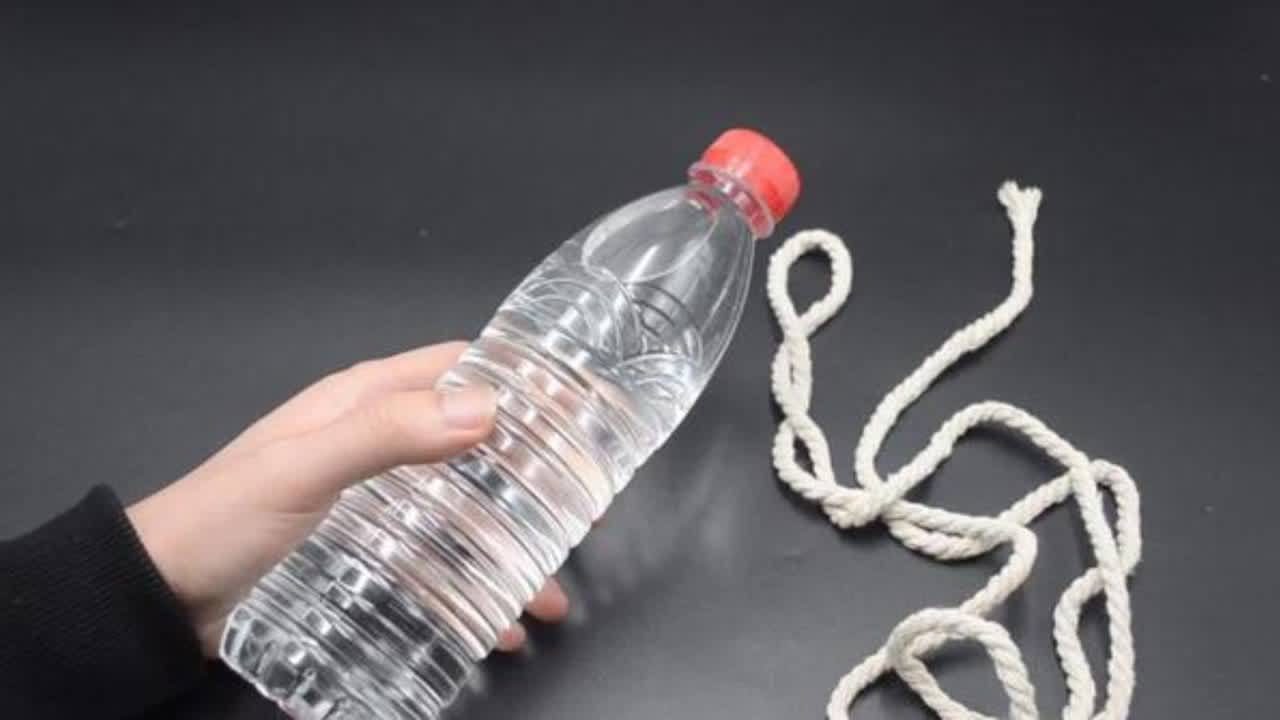 门后面为什么要挂瓶矿泉水?真没想到还有这么厉害的作用